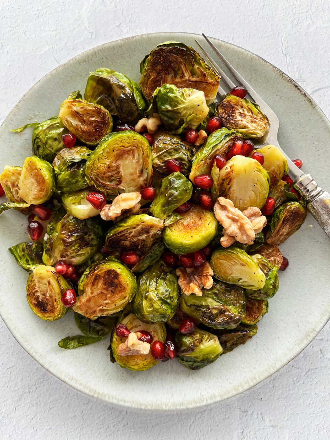 Ensalada de Repollitos de Bruselas, Granada y Nueces – Elina Saiach